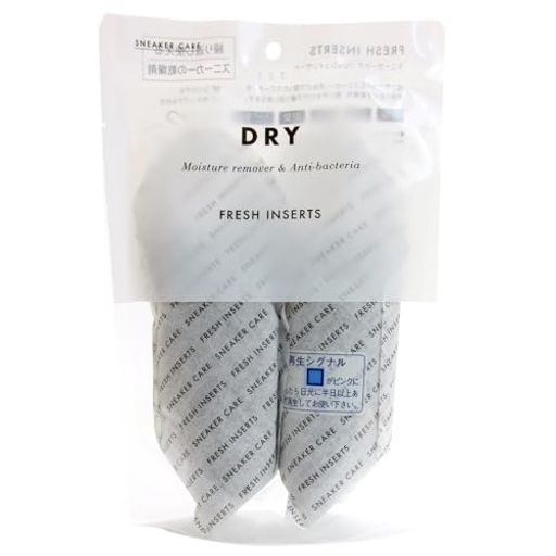 繰り返し使える靴用の乾燥剤です。(1足分2個入り) 【乾燥】【吸湿】【抗菌】【脱臭】【カビ予防】 カビの発生を抑制。イヤなニオイもすばやく脱臭。靴の中をいつも清潔に保ちます。 余分な湿気を取り除き、型くずれを防ぎます。 陽に干すことで、吸水...