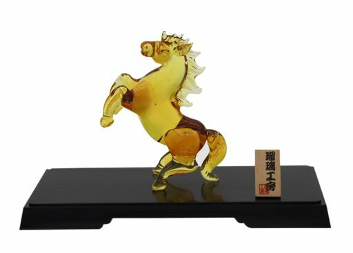 室内装飾 サイズ:H10.9xW10xD10cm 素材:ガラス・木材 2026年の干支です。良き年を迎える為に縁起の良い干支飾り。午年の馬の由来は、「物事がうまくいく」「幸運が駆け込んでくる」など縁起のよい午を飾って、幸運を呼び込んでください。