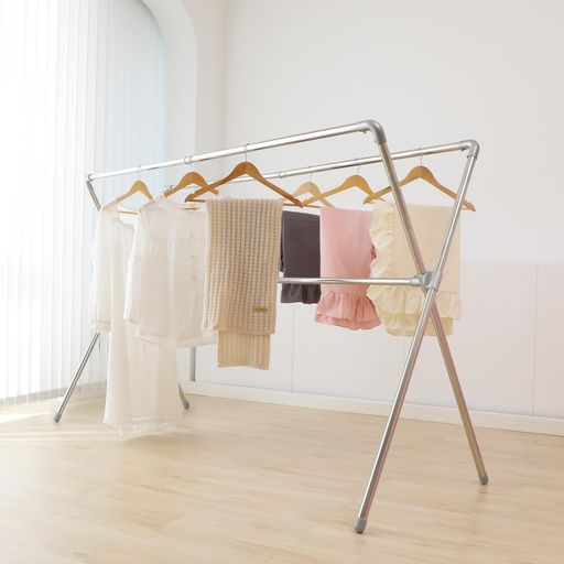 【伸縮タイプ長さ調節可能】この折りたたみ式の物干しスタンドの伸縮幅115cmから200cmまで調節可能です。洗濯物の量が多いときは竿を伸ばせばたっぷり干せる。ちょい干ししたい時や洗濯物の量が少ないときはコンパクトに。隅あるいは隙間に洗濯物や...