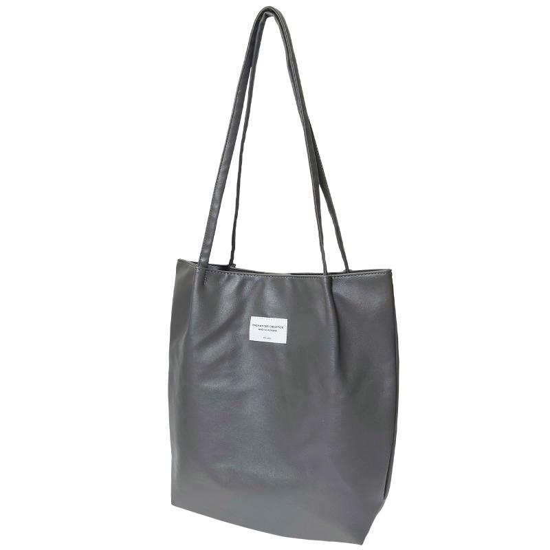 [クロスマーベリー] トートバッグ 縦長 A4 ワッペン シンプル 柔らかい マグネットボタン 大人 通勤 通学 R95ワッペンがワンポイントになったシンプルでおしゃれなトートバッグ　素材は柔らかい質感のフェイクレザー。シンプルなデザインな...