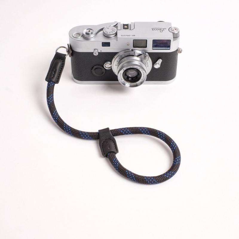 カムイン cam-in DWS-00106 [ハンドストラップ 黒/ブルー]ストラップの一部に牛革を使用した高級感溢れるハンドストラップです。ストラップはナイロン素材です。カメラは付属致しません。ストラップのみでございます。