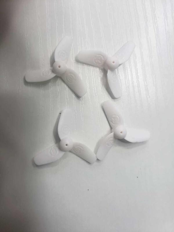 Holyton D11-PK ドローン用プロペラセット対応機種：Holyton D11-PKカラー：ホワイトセット内容：プロペラ＊4期間：2年間にと返金対応が可能です。保管場所：日光の照射を避けるために、乾燥した涼しい場所に置いてください。