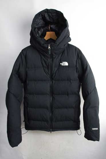 【商品説明】 ザ ノースフェイスTHE NORTH FACEビレイヤーパーカダウンジャケット。色は黒です。品番はND91915です。 国内正規代理店物（株 ゴールドウィン）です。 表地はナイロン100%です。中素材はダウン72％、複合繊維(...