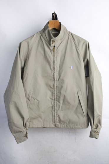 【商品説明】アメリカ製 1990年代Flying Scotmanスウィングトップ。色はベージュ系で、アメリカ製です。素材はポリエステル65%、コットン35%です。張りのあるしっかりとした生地感です！ジッパーは金のYKKです。作りもしっかりと...