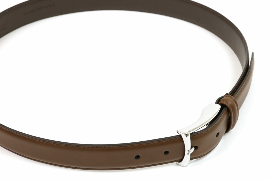 1966年にイタリアのパルマで設立したブランド、アンダーソンズのレザーベルトです。 上質なカーフレザーを使用した上品な仕上がりです。 30mmの太すぎず細すぎない幅のベルトは、どのスーツスタイルにもフィットする使い勝手のいいアイテムです。 ...