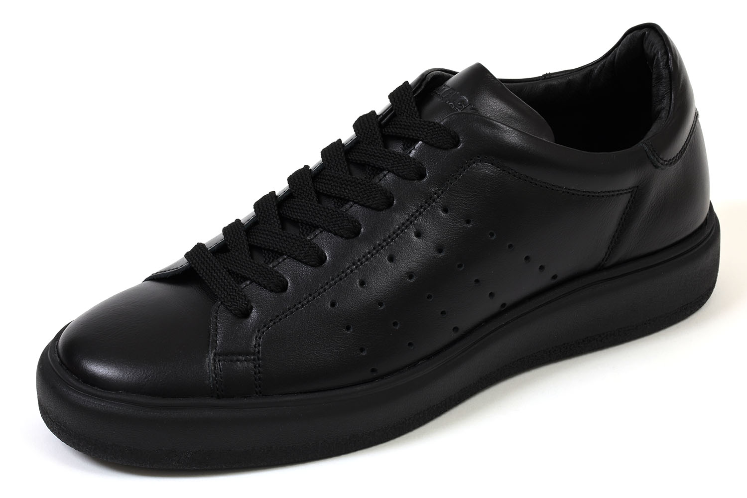 パトリックの「ロビオン」です。 アッパーにインポートステアレザーを使用し、上質な見た目と柔らかさを両立しながらも軽量な作りとなっています。 ボリュームのある厚底ソールはクッション性もあり、季節を問わず活躍できる一足に仕上がっています。 ※で...