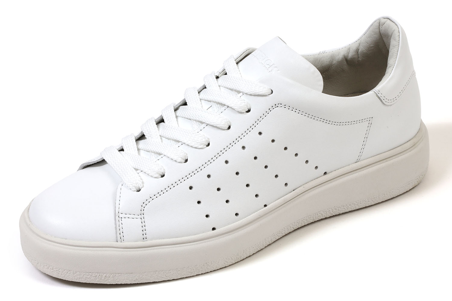 パトリックの「ロビオン」です。 アッパーにインポートステアレザーを使用し、上質な見た目と柔らかさを両立しながらも軽量な作りとなっています。 ボリュームのある厚底ソールはクッション性もあり、季節を問わず活躍できる一足に仕上がっています。 ※で...