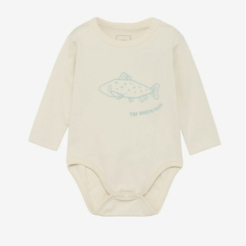 オーガニックコットンを使用した、ゆったりシルエットの長袖ロンパース。オーガニックコットンの天竺素材は、やわらかな肌触りが特長です。着脱しやすいよう、左肩ドットボタン仕様、股下はボタン開きになっています。ヨセミテに生息する動物のイラストをフロ...