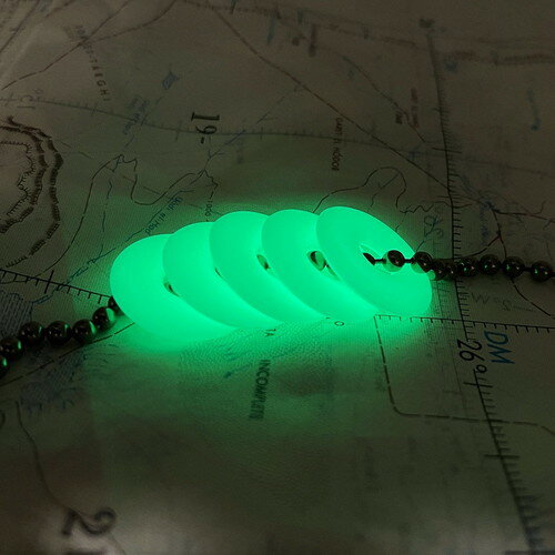 ■商品説明リング型のシリコーン製蓄光マーカーです。SAR(救助隊)隊員からの要望をうけて開発に至ったという経緯を持ったアイテム。キーリングやジッパープル、EDCツールへの取り付けもオススメです。パラコードとも相性も◎。5個セットです。■素材...