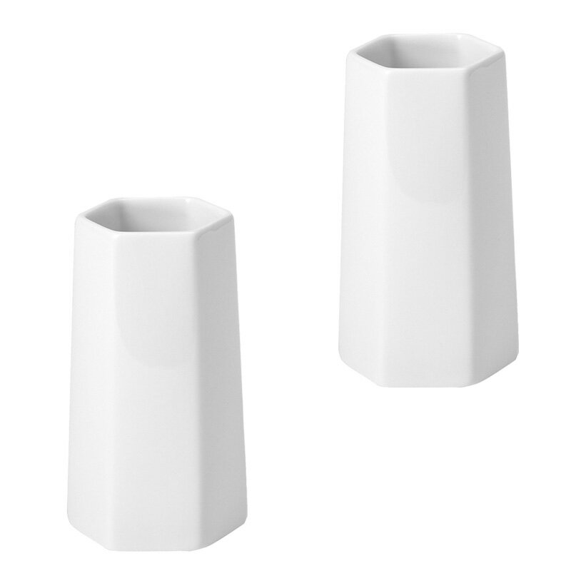 ◆サイズ◆約幅6×奥行6.5×高さ12cmポットThe VASE typeD12H ホワイト◆材　質◆磁器製六角形が花留めにもなるので簡単にきれいにいけることができます。メーカーから直送させていただきますのでギフト包装は不可です。ホテルのロ...