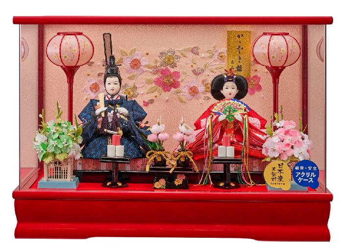 藤翁作雛人形人形、道具がケースに固定されています。そのまま箱より取り出して飾っていただけます。全面にアクリルを使用して軽量、コンパクトに製作されています。ケース：Wオーク、アクリル入飾りサイズ　横幅×奥行×高さ（cm）：53×32×37飾り...