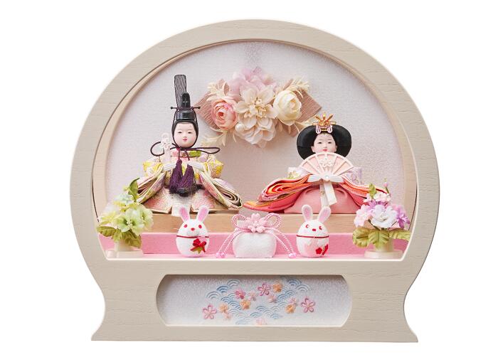 藤翁作雛人形人形、道具がケースに固定されています。そのまま箱より取り出して飾っていただけます。全面にアクリルを使用して軽量、コンパクトに製作されています。新手鏡型アクリル入、飾花バック飾りサイズ　横幅×奥行×高さ（cm）：36×17×31飾...
