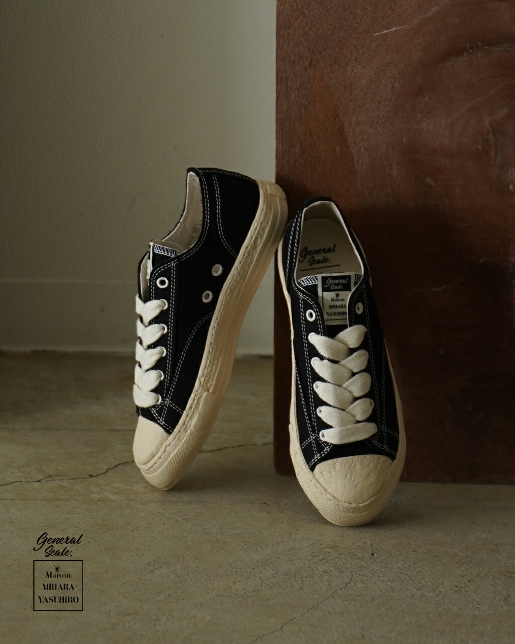 名作の経年変化を表現 Maison MIHARAYASUHIRO × General Scale.「 "TRENT" Canvas Low-Top Sneakers 」 キャンバス素材のアッパーを採用したクラシックなデザインのモデル。経年変...