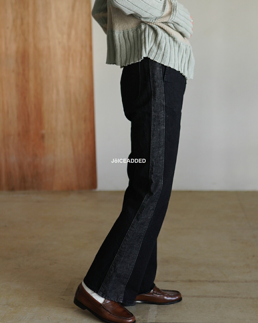 さりげない癖が、スタイルを更新する。 J&ouml;ICEADDED / ジョイスアディッド「 Side Stripe Denim Trousers 」 70年代のベルボトムを彷彿とさせる、ほのかなヒッピー感をモダンに落とし込んだフレアデニ...