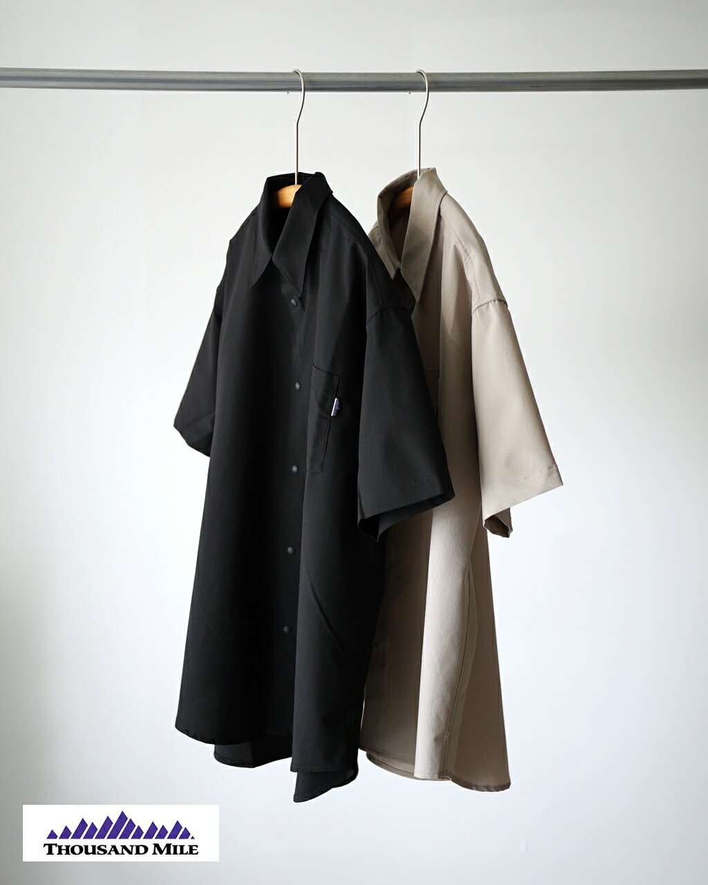 メーカー希望小売価格はメーカー商品タグに基づいて掲載しています品よく着こなす高機能シャツ THOUSAND MILE / サウザンドマイル「 高機能 半袖シャツ 」 【デザイン】暑さの続く季節でも快適に過ごせる機能性と、都会的なミニマルデザ...
