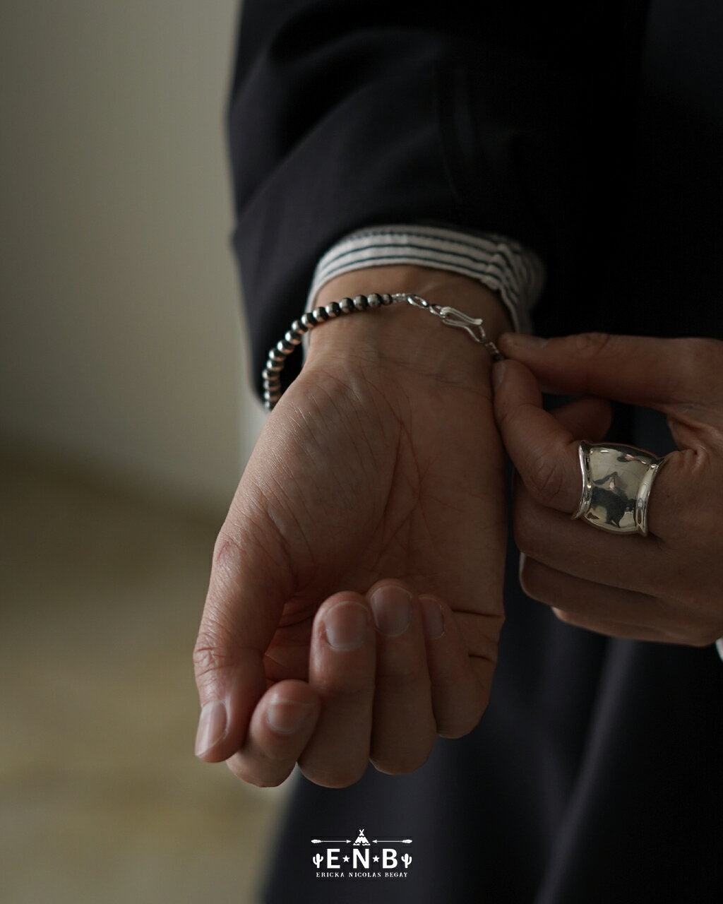 手仕事が生む、深さのある輝き。 ERICKA NICOLAS BEGAY / エリッカニコラスビゲイ「 4mm Plain Design Bracelet 」 ネイティブアメリカンの精神と歴史を今に伝える、ナバホ族女性アーティスト Eric...