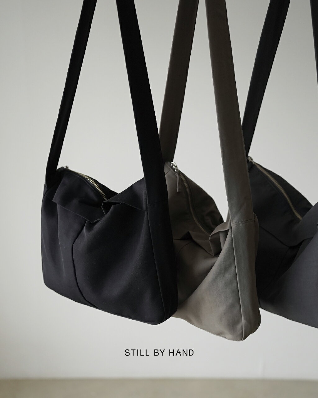 良い素材感。 STILL BY HAND / スティルバイハンド「 GD01254 」 「旅に行くとき、自然と持っていきたくなるもの」をイメージしてデザインされ、ベースにあるのはミリタリーのヘルメットバッグ。その構造や雰囲気を残しながら、ぎ...