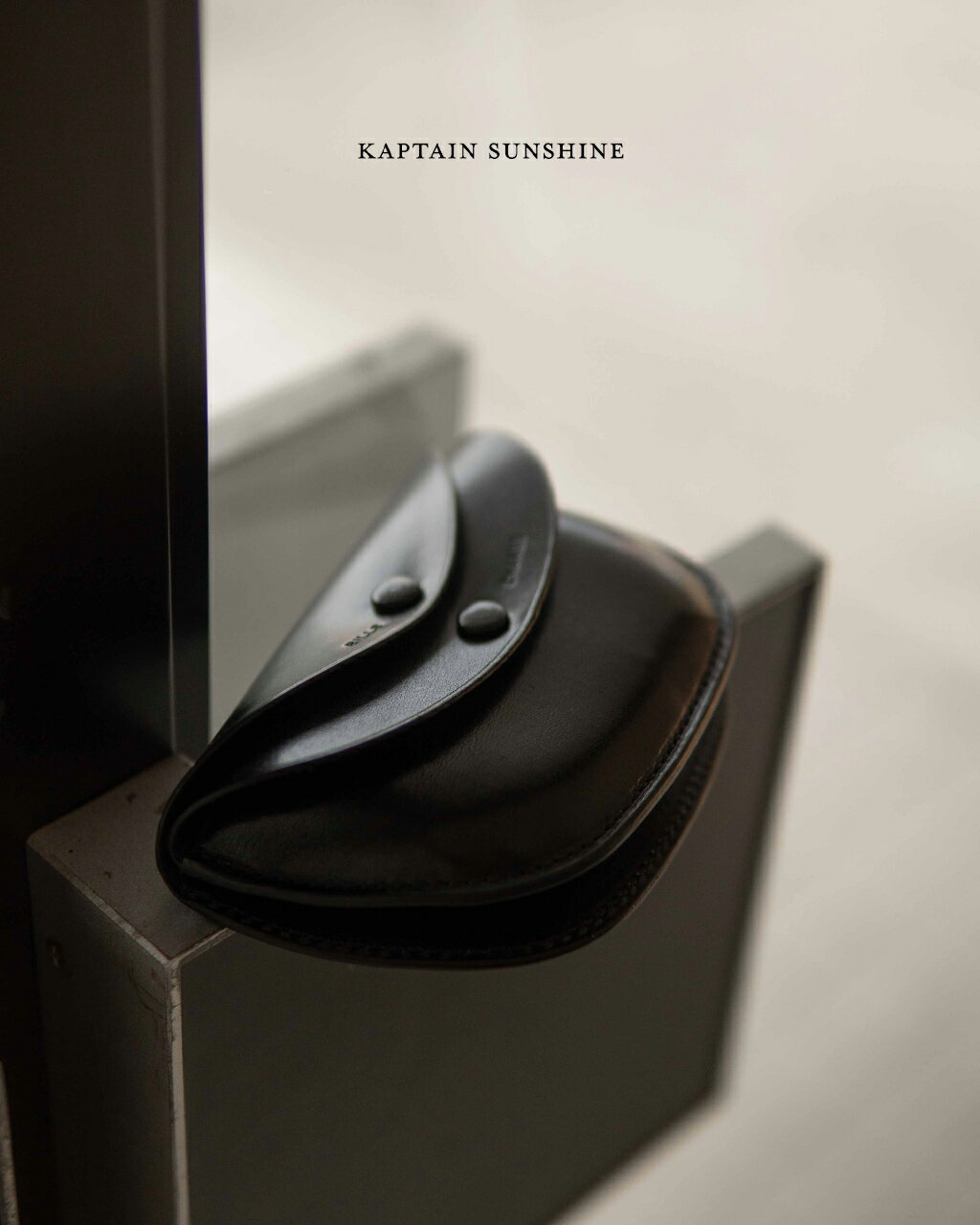 装いをクラスアップさせる洗練された革小物 KAPTAIN SUNSHINE / キャプテンサンシャイン「 Round Wallet Sml 」 素材の良さが伝わる滑らかなフォルム。仕立ての丁寧さを物語る精緻なステッチ。まるで蛇腹のように開く...