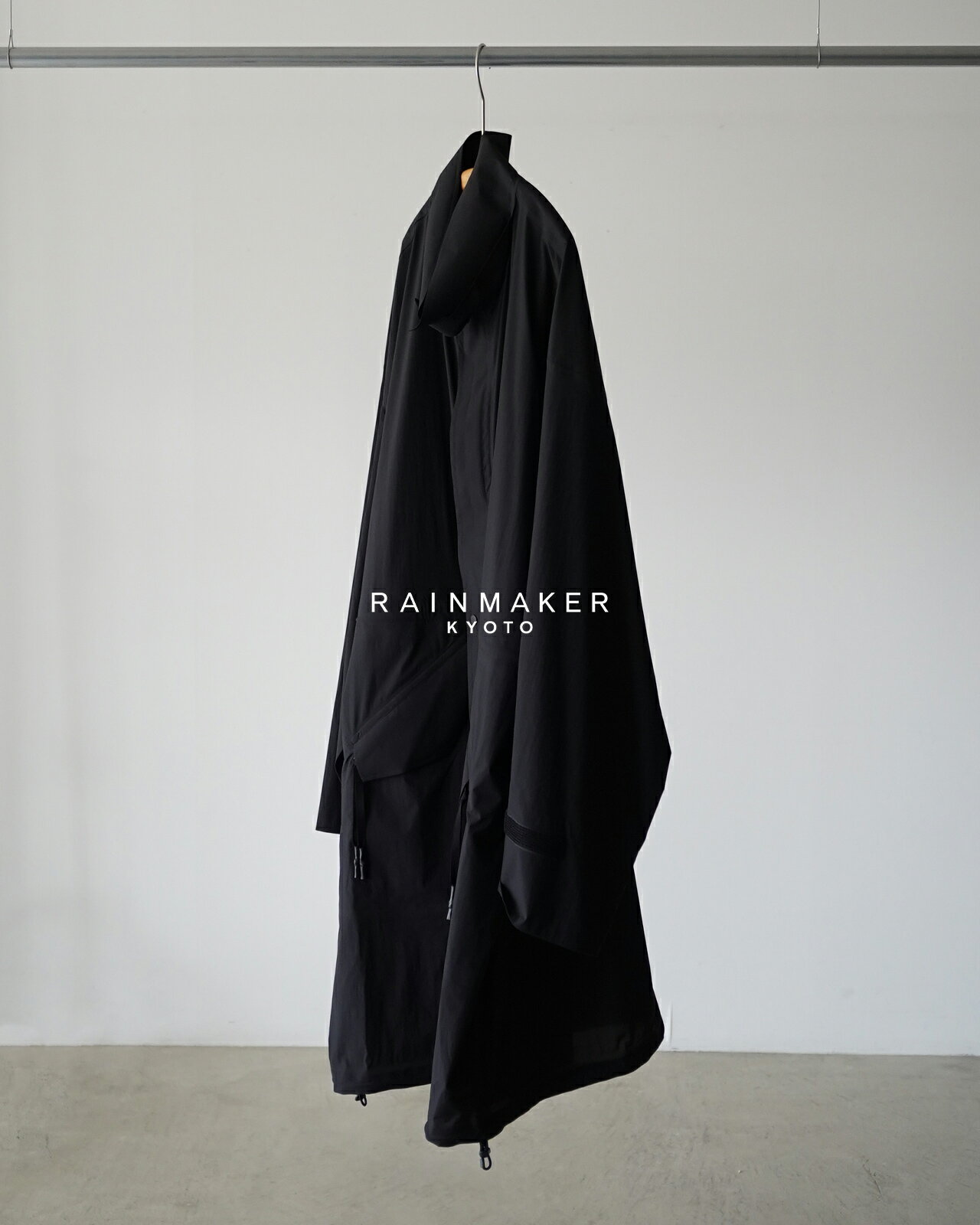 RAINMAKER / レインメーカー「 DRIFTLIGHT FIELD COAT 」 — 動きながら、静けさをまとう — 2026 年春夏、RAINMAKERが描くのは、「旅する禅」という静けさのかたち。静けさとミニマリズムを軸に、軽や...