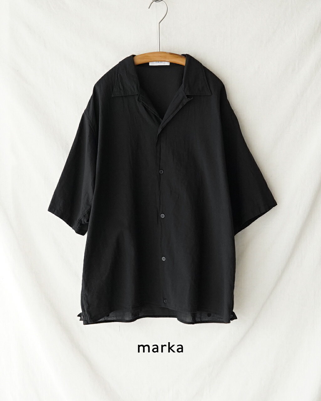 メーカー希望小売価格はメーカー商品タグに基づいて掲載しています夏を快適にする“黒” marka / マーカ「 Organic Cotton High Twisted Dobby Cloth / Open Collar S/S Shirt 」...