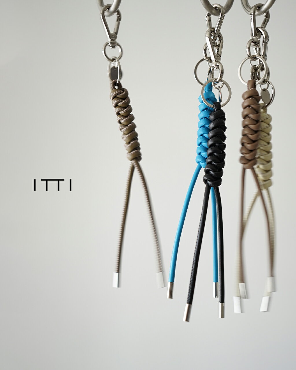 さりげなく個性を添える革チャーム ITTI / イッチ「 CRISTY SNAKEKNOT CHARM 」 無機質になりがちな日常のスタイリングに、温もりと立体感をもたらすレザーコードチャーム。アウトドアやミリタリー由来の“スネークノット”...