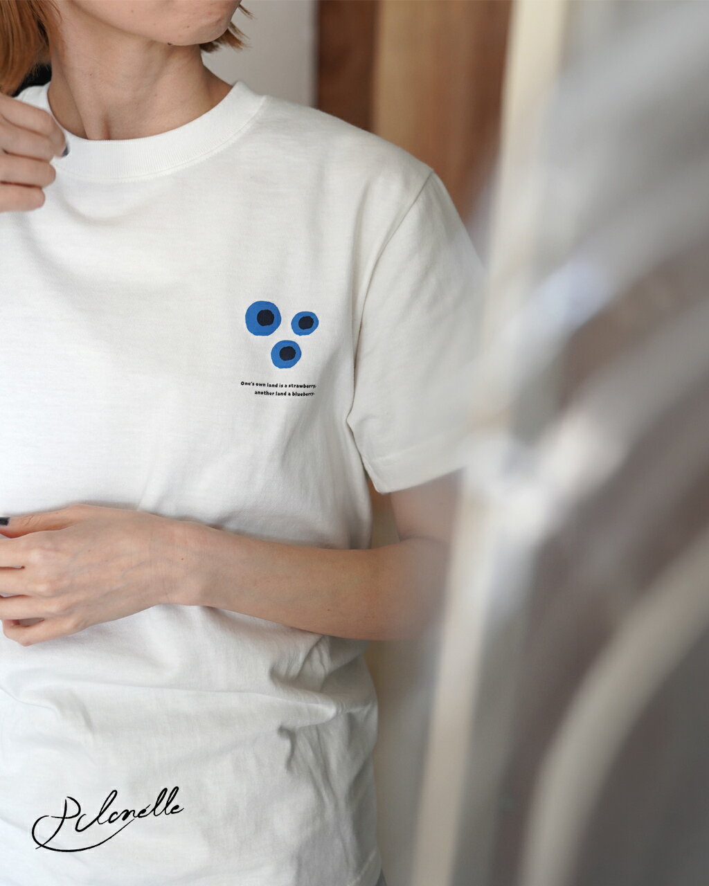 さりげなく映えるブルーベリー Plan&eacute;lle / プラネル「 mustikka Tシャツ 」 【デザイン】Plan&eacute;lle（プラネル）は、上品に、しなやかに、そして自由に旅を楽しむ“彼女”のためのTシャツブラン...