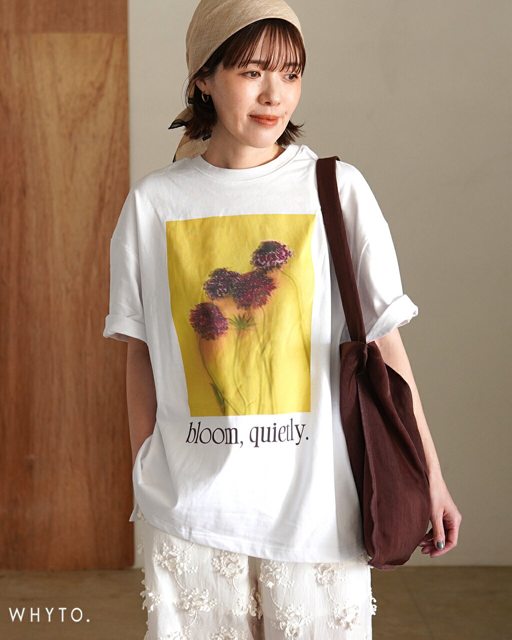 着こなし広がる2WAYプリント WHYTO. / ホワイト「 2WAY PRINT TEE MOMENT / プリントTシャツ 」 【デザイン・生地】しっかりとした肉感の綿100%カットソー素材を採用した、前後どちらでも着用できる2WAYプ...