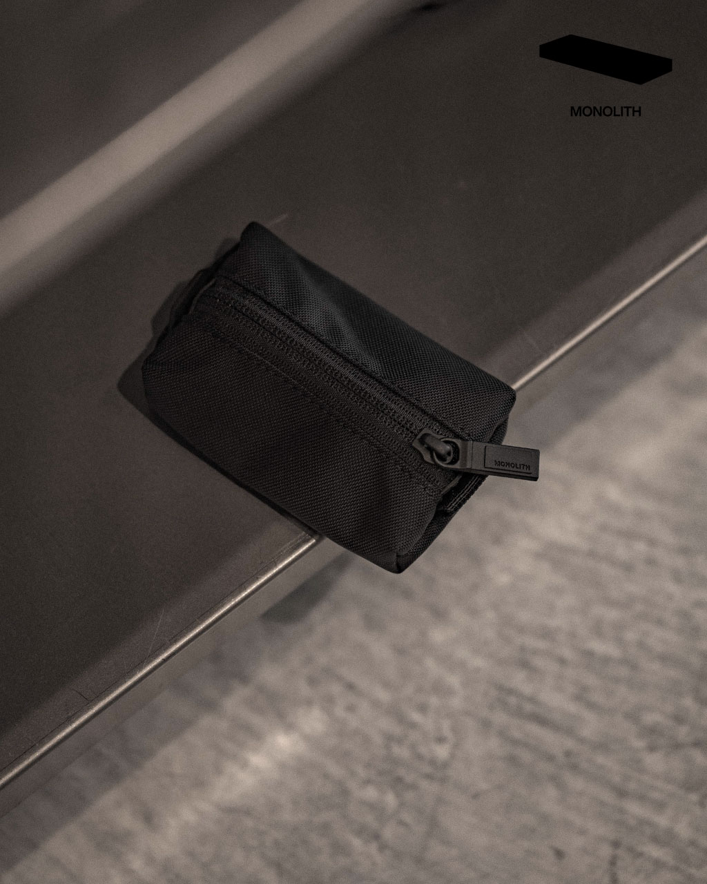 コンパクトながら最適なサイズを追及したミニマムアクセサリー MONOLITH / モノリス「 KEY POUCH STANDARD 」 内部のリングに鍵の取り付けが可能。鍵等の小物の収納に最適なコンパクトサイズ。メインファブリックにはSTA...