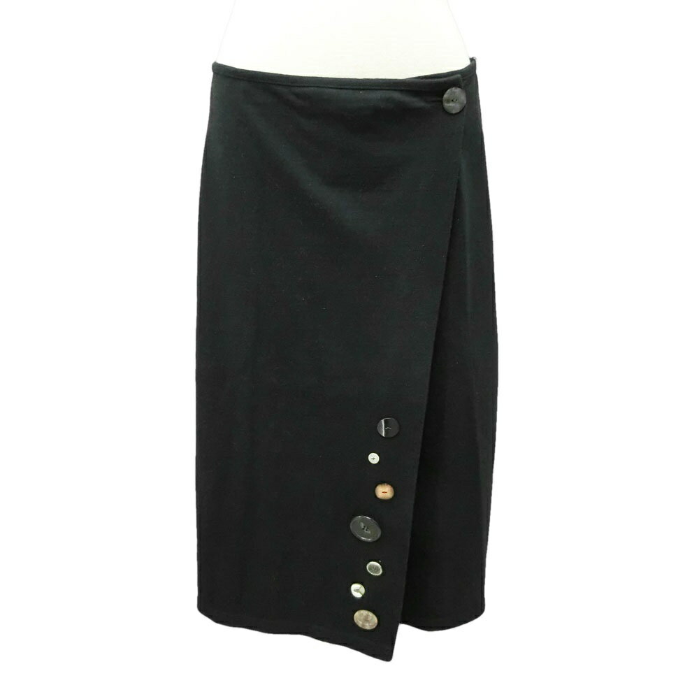 商品説明素材綿100 （％）サイズ表記 ： なし実寸 ： ウエスト72 総丈66.5 （cm）カラー黒特徴柔らかく肌触りのいいお品です。裏側のボタンが1ケ欠品しております。コンディション状態の良いお品です。