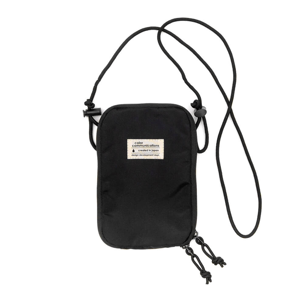 【COLOR COMMUNICATIONS / BAG】 スケボー・スケートボードのドメスティックアパレルブランド、COLOR COMMUNICATIONS（カラーコミュニケーションズ）。 スマホやパスポート、カードや小銭などを収納できる旅...