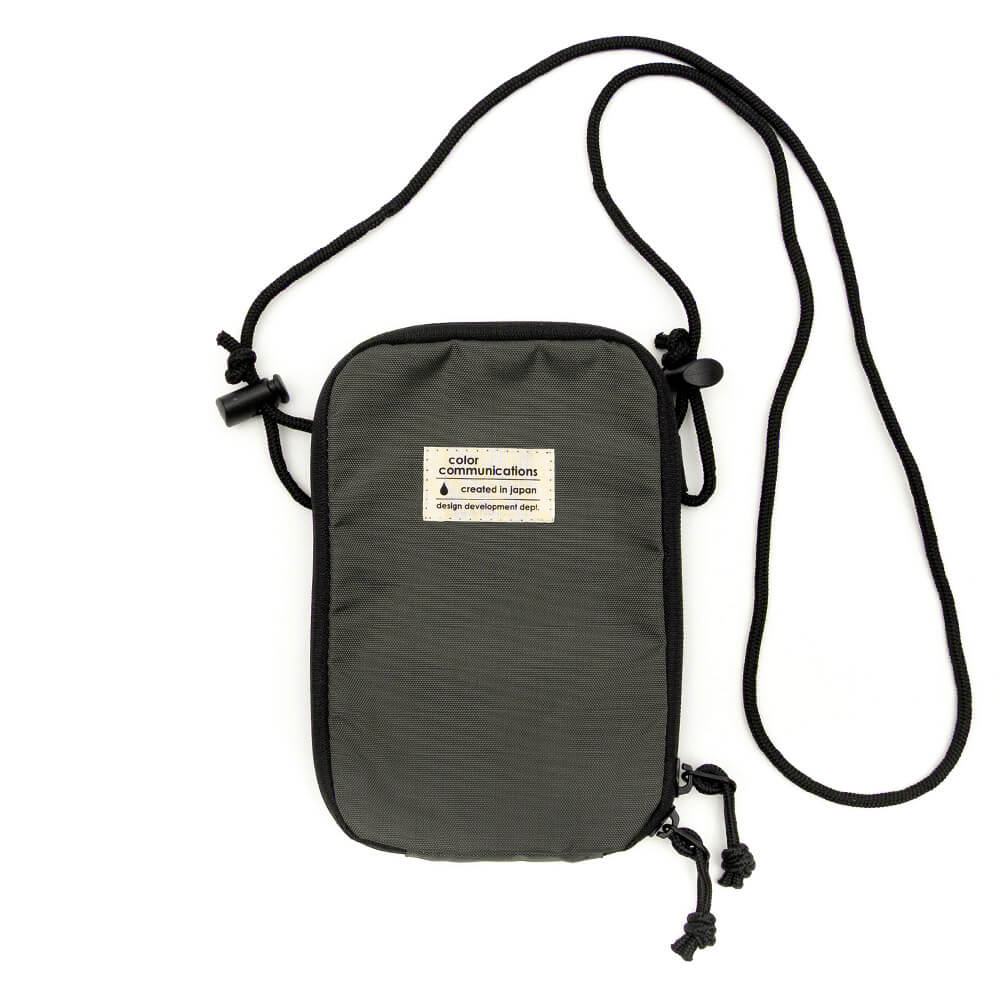 【COLOR COMMUNICATIONS / BAG】 スケボー・スケートボードのドメスティックアパレルブランド、COLOR COMMUNICATIONS（カラーコミュニケーションズ）。 スマホやパスポート、カードや小銭などを収納できる旅...