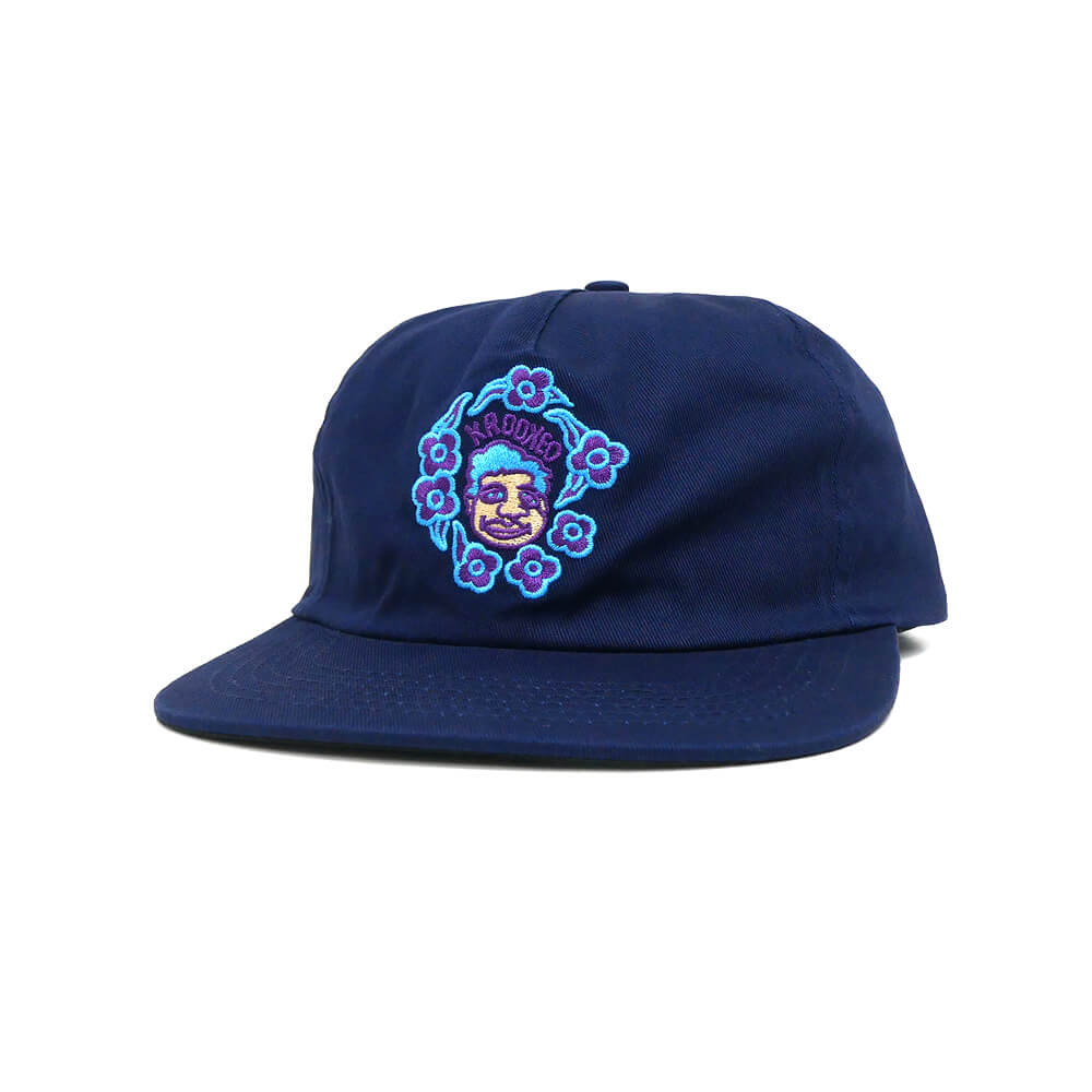 【KROOKED / CAP】 MARK GONZALES が手掛けるスケボー・スケートボードのデッキブランド、KROOKED（クルキッド）のコットンキャップです。 フロントに刺繍ロゴ、後部にブランドタグが施されています。 アジャスター（ス...