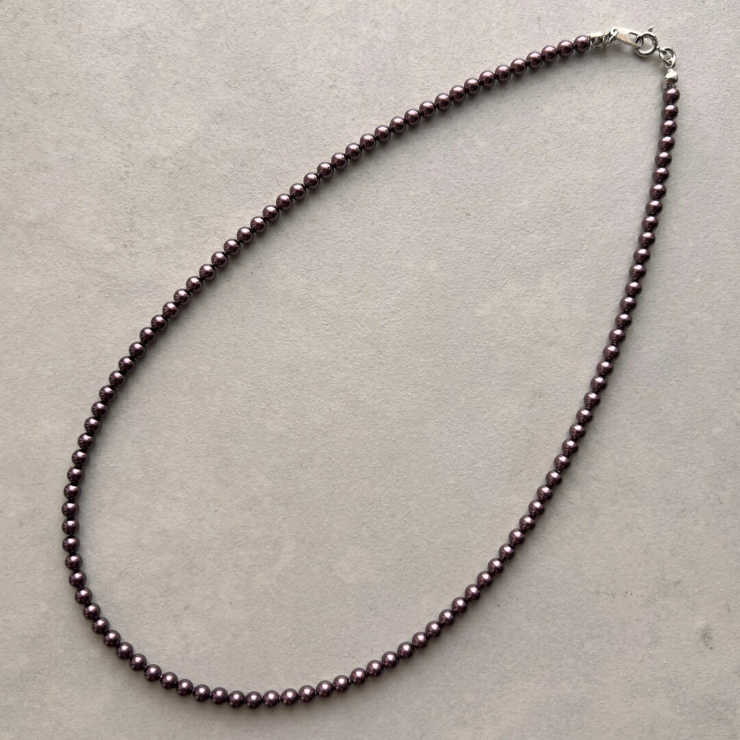 商品情報カラーバーガンディ（ワインレッド）長さ約45cm留め具材質真鍮/ロジウムコーティングパール材質ガラスパール（人工パール）サイズパール/4mm重さ10g4mm バーガンディ カラーパールネックレス メンズ アクセサリー 45センチ 流...