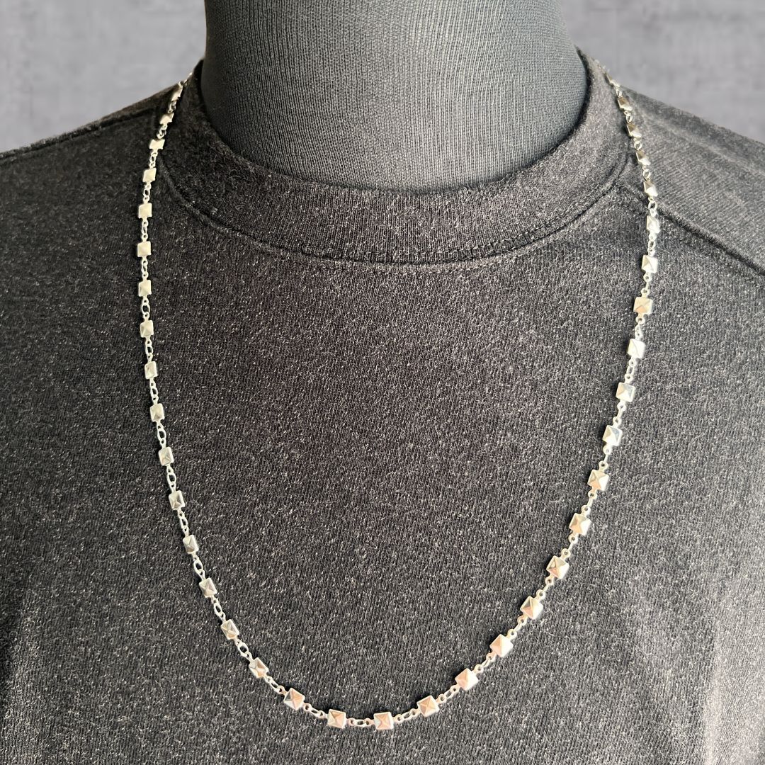 商品情報カラーシルバー材質ステンレス製長さ70cmチェーン太さ太さ4.8mm（スタッズ部分）重さ17.0g70cm ロング ステンレス刻印 スタッズチェーンネックレス デザインチェーンネックレス シルバー メンズ レディース アクセサリー ...