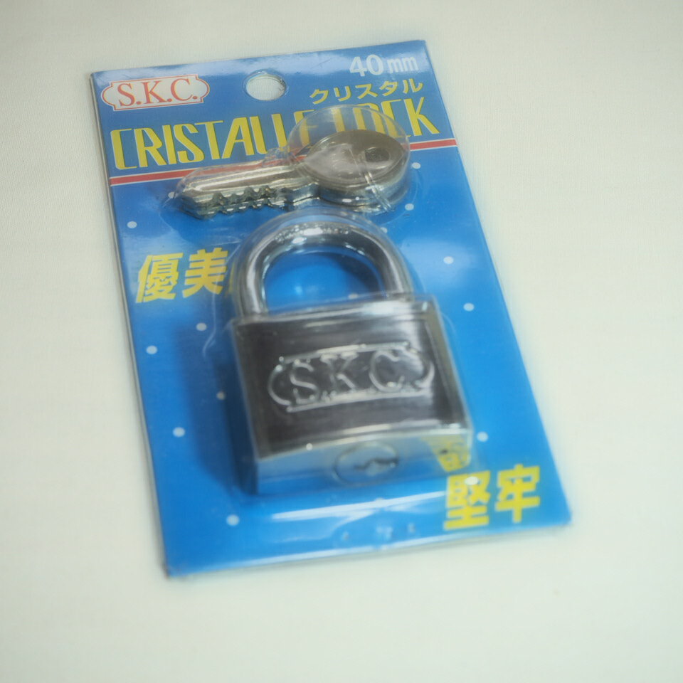SKCクリスタルロック 南京錠40mmです。 純正キー3本です。 本体：黄銅、クロームメッキ ツル：鉄焼入れ、クロームメッキ 全体がクロームメッキされていますので きれい。