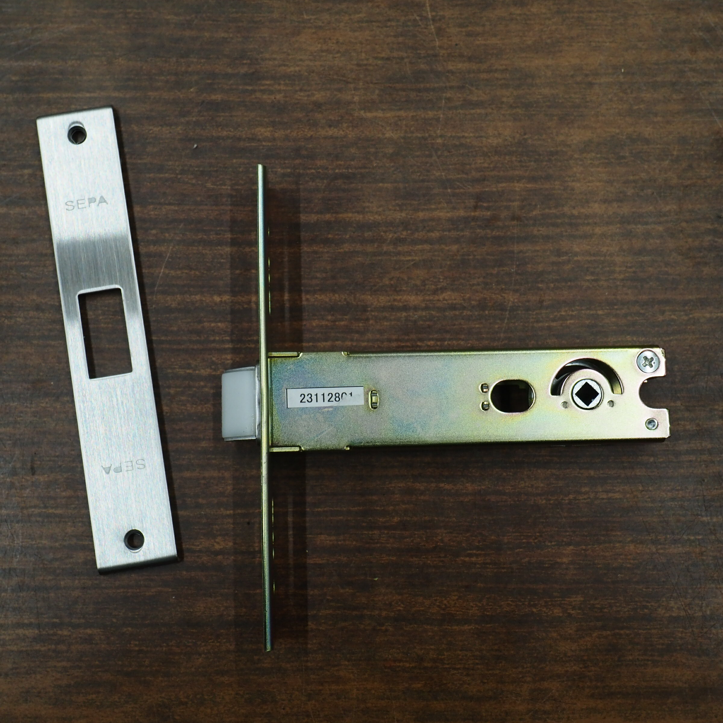 家庭や企業のドアによく着いているドアノブのケースラッチ部分のみの販売です バックセット100MMのタイプで一番よく使われているサイズ バックセットとはドアノブの中心からドアのヘリまでの距離です ビス止め用の穴が数多く開けてありますのでほとん...