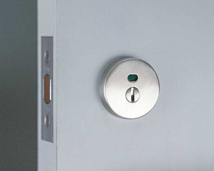 川口技研の表示付きサムターン錠 色はシルバーです 室内側からはサムターンで施錠開錠 室外側は 使用時は赤の、未使用時は青の表示出ます また非常時にはマイナスドライバーやコインで開錠できるようになっています バックセット51MM 新規取付の場...