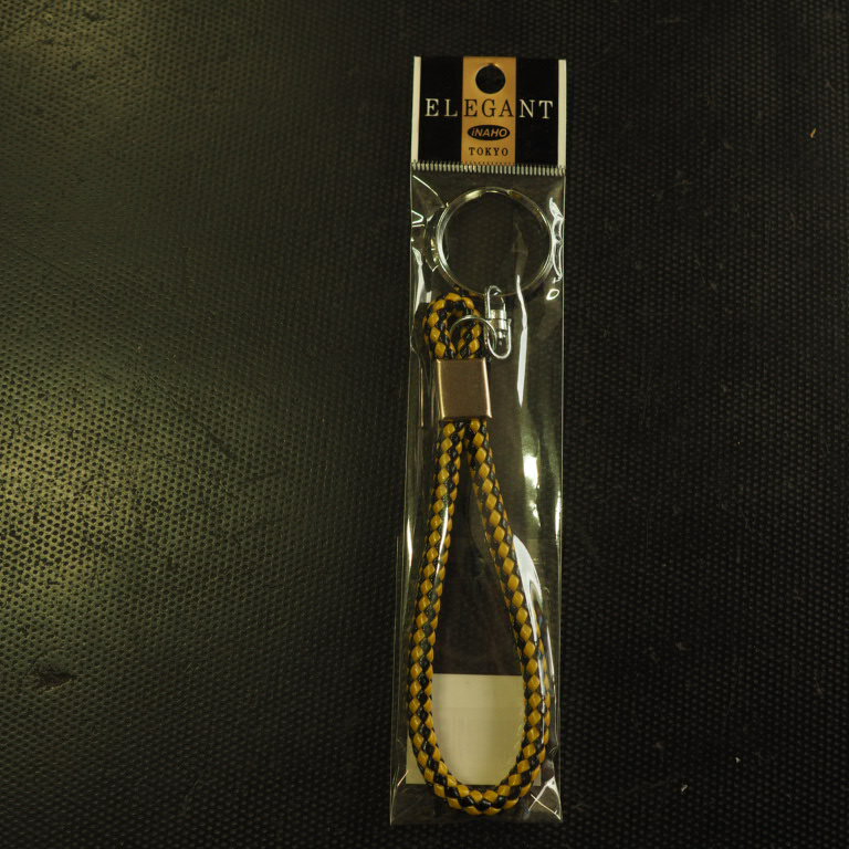 腕輪型のキーホルダーです。 全長約17cm。 腕輪部12.5cm。 腕輪の先に二重リングが付いています。 そのリングに鍵などを通してご利用いただけます。