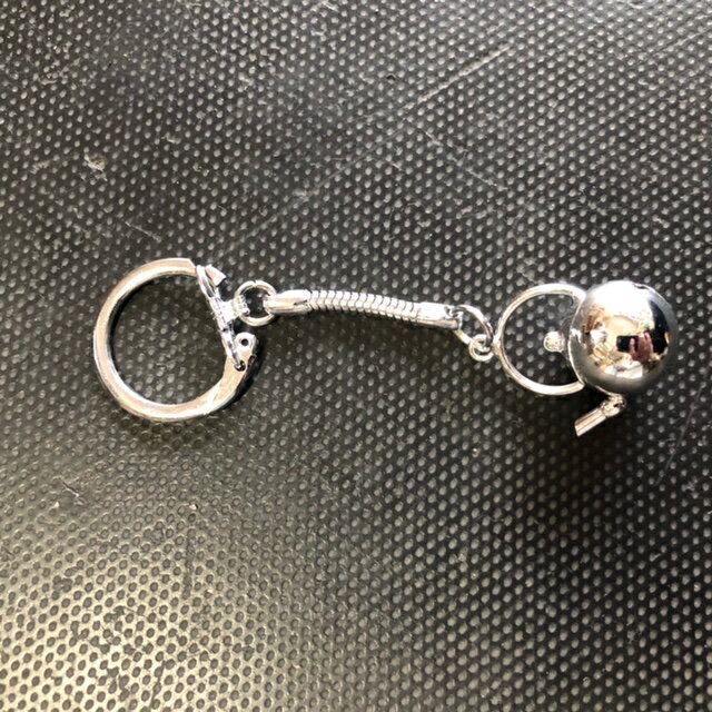 ヤカンの形をしたキーホルダー 鈴になっています