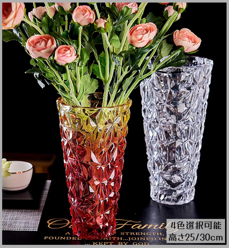 さがある大きめデザインのため、茎の長い花も切らずにそのまま生けることができます。花を飾っていない時は、オブジェとしてインテリアの一部にもなります。とてもキュートな色合いとデザインの花瓶です。冷静になれるブルーのグラデーションが美しいおしゃれ...