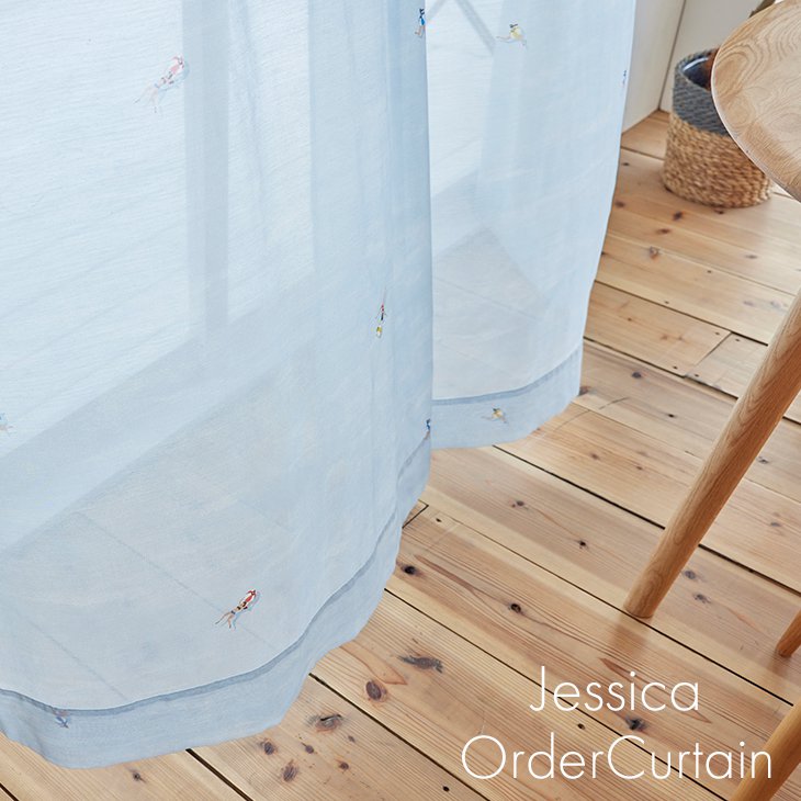商品詳細■品名北欧 レース カーテン JESSICA VOILE/ジェシカボイル■商品説明ビーチガールが、カーテンヒダの波間にたゆたうシアーカーテンです。テクスチャーを付けてブリントしたブルーのカラーボイルは、水面や空を連想させます。アート...