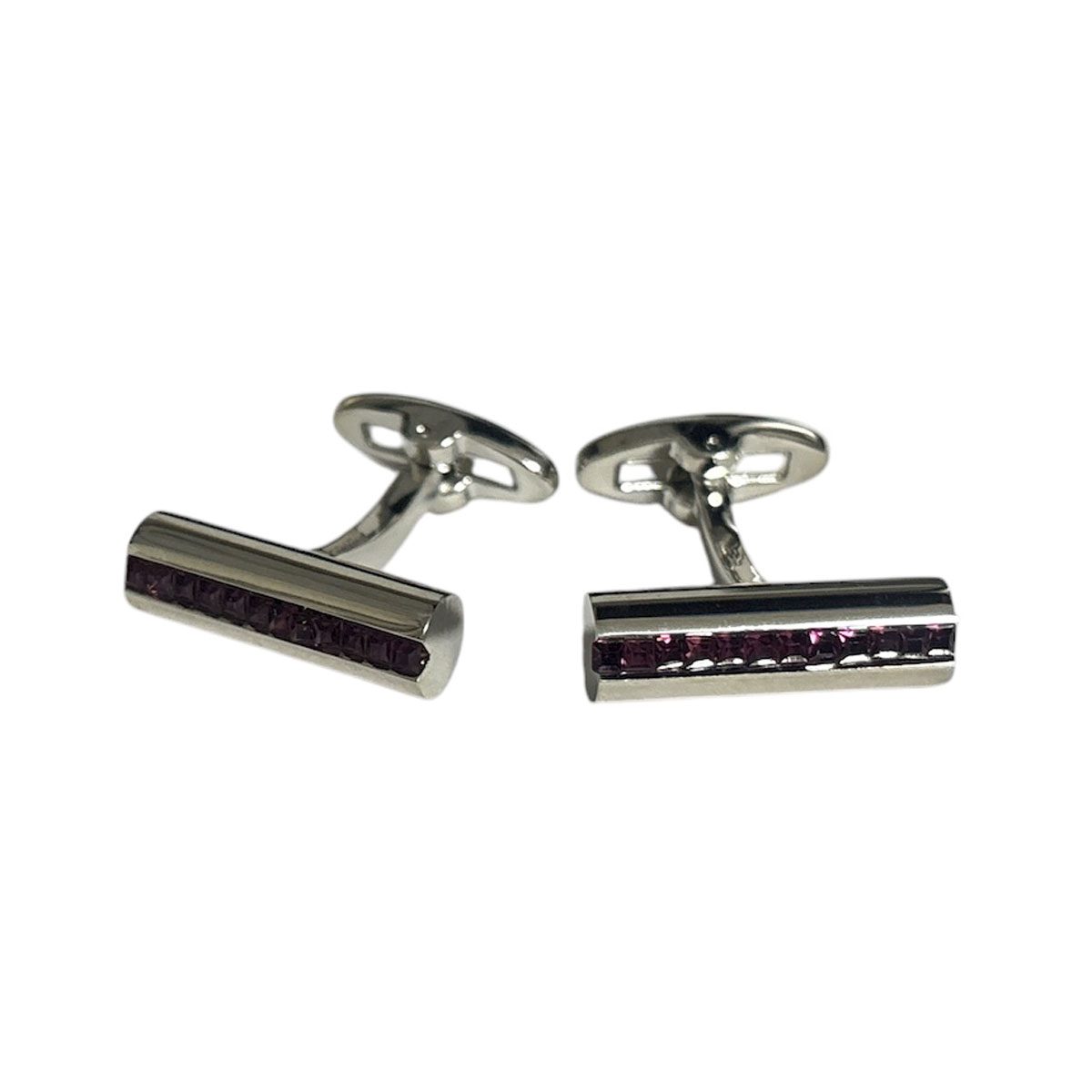 洗練された煌めきを纏う、ピンククリスタルの スティックカフスボタン 横一列に美しく配置されたピンククリスタルが、 繊細ながらも確かな存在感を放つスティック型カフスボタン。 シンプルなフォルムに宿る上品な華やかさが、 ビジネスシーンからフォー...