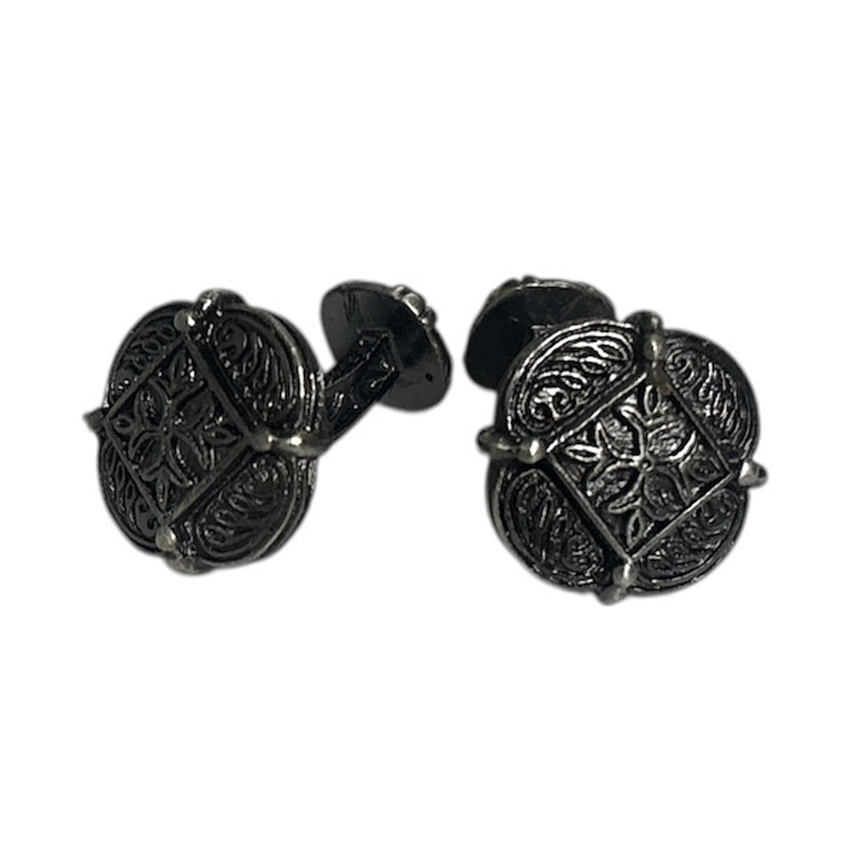 長い年月を経て受け継がれたような、深い味わいのある アンティーク加工を施したクロスカフスボタン。 精巧な彫刻が施されたクロスモチーフは、 現代のシャツにクラシカルな重厚感を与えます。 マットな真鍮の質感や、ビンテージの風合いは、 大人の余裕...