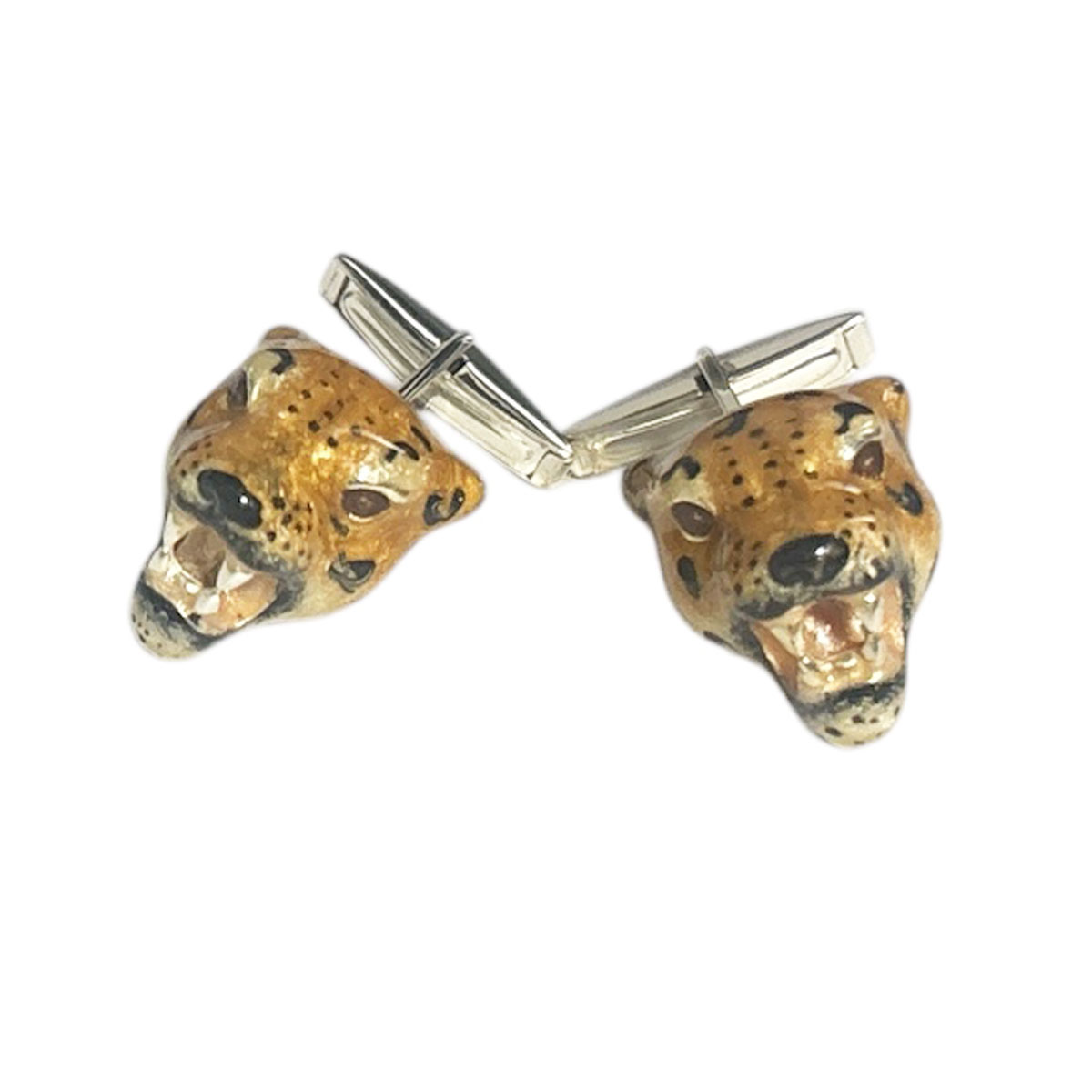 1973年の創業以来、世界中のジェントルマンを魅了し続ける イタリアのジュエリー工房「SATURNO」。 シルバー925の輝きを最大限に引き出した豹のカフスボタンは、 今にも動き出しそうなほど精緻でダイナミックな造形美を誇ります。 手作業に...