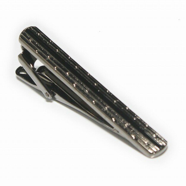 センターにラインデザインが施された ガンメタカラーのネクタイピン シンプルで使い勝手が良いですよ。 ベースカラーーガンメタ 素材ー真鍮(brass) サイズー6x50mm ・選べるお支払い方法　　・各種クレジットカード　・代金引換　・銀行振...