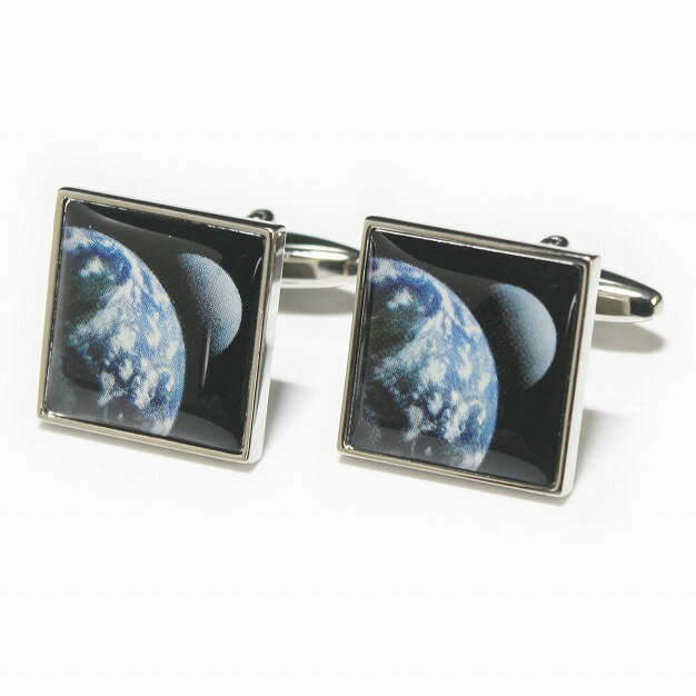 地球と月をモチーフにしたユニークなカフスボタン。 袖口から覗くユニークなカフスボタンに注目が集まりますよ♪ 自分用としてはもちろん、プレゼントとしても大変喜ばれますよ ベースカラーーシルバー 素材ーbrass（真鍮） サイズー18x18mm...