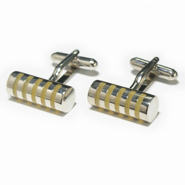 シリンダーシェイプにグレーのラインの入ったカフスボタン。 袖口から覗くスタイリッシュなカフスボタンに注目が集まりますよ♪♪ 自分用としてはもちろん、プレゼントとしても大変喜ばれますよ ベースカラーーシルバー 素材ーbrass（真鍮） サイズ...