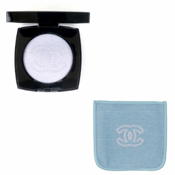 シャネル メークアップ クリエイティブ ストゥディオとCOMETES COLLECTIVEのValentina Liが手がけたデニム メークアップ コレクション 多彩なきらめきを放つ肌に仕上げるココ デニム。ブルーとピンクのパールがきらめく...