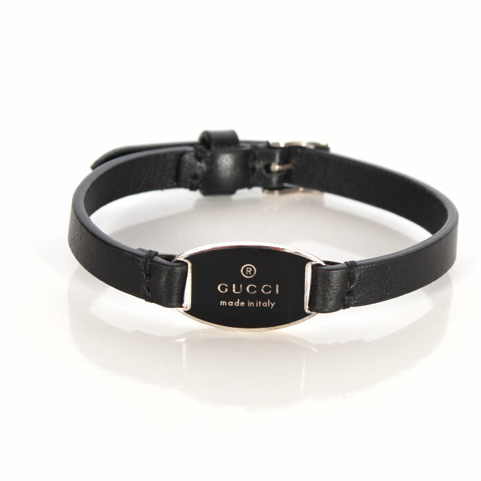 ■ブランド名：Gucci ■カラー：ブラック ■サイズ ： ・【18】手首周り：約18、19cm（2穴） ・チャーム：H約1.5×W約2.5cm ・ベルト幅：約0.8cm ■素材：スターリングシルバー/レザー ■仕様： ・ブラックレザー ・...