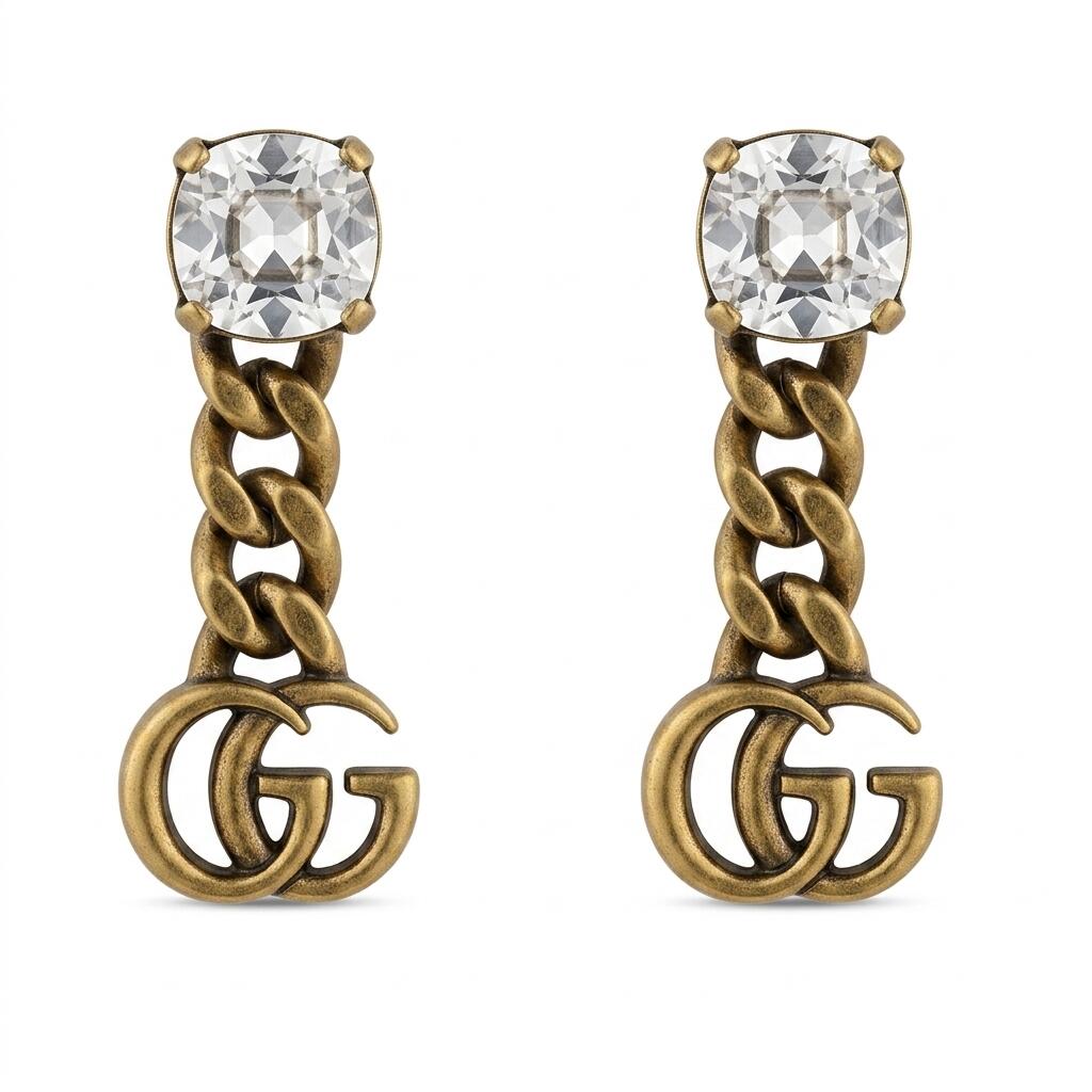 ■ブランド名：GUCCI　グッチ ■カラー：アンティークゴールド ■サイズ： ・全長：約2.5cm ・ダブルG：W1×H0.8cm ・クリスタル：約 0.7cm ■素材：メタル ■仕様 ・エイジング ゴールド フィニッシュ+クリアクリスタル...